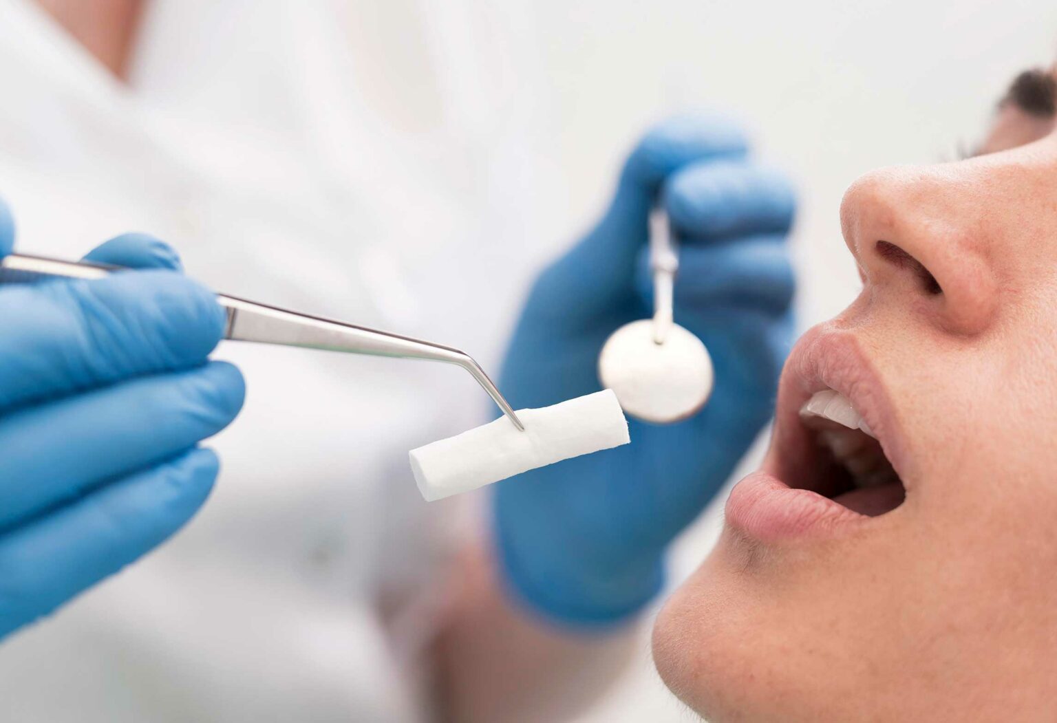 Cuidados postoperatorios después de una extracción dental | Dentsana Clinic
